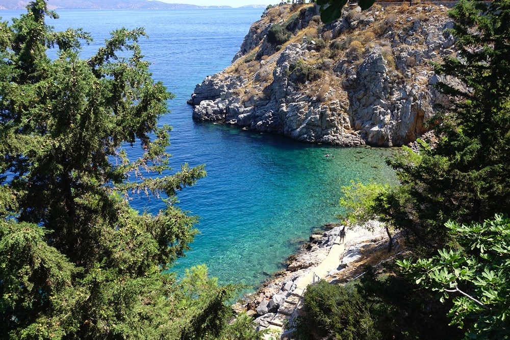 Beaches in Hydra, Greece - The Thinking Traveller